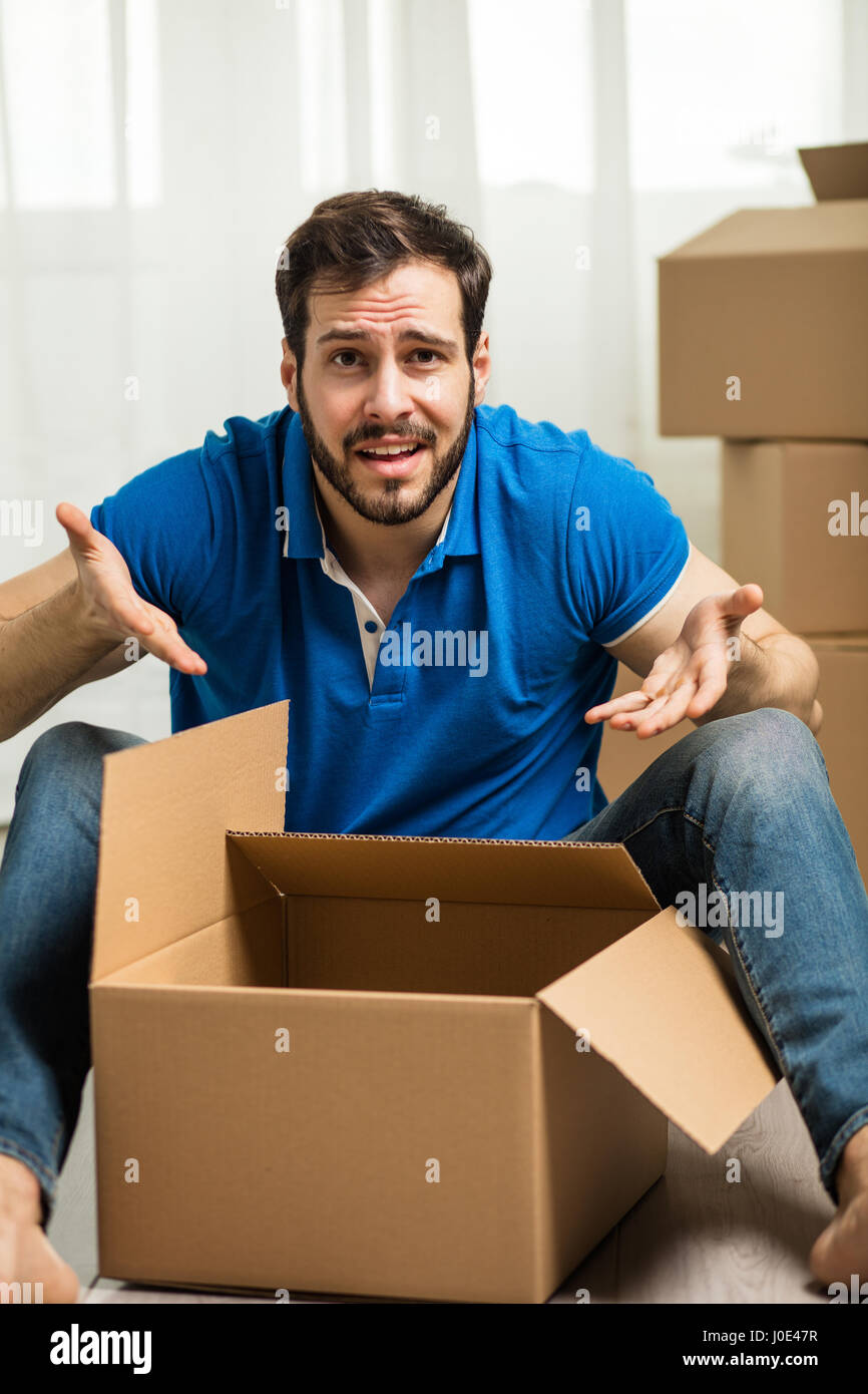 Packing her things hi-res stock photography and images - Alamy