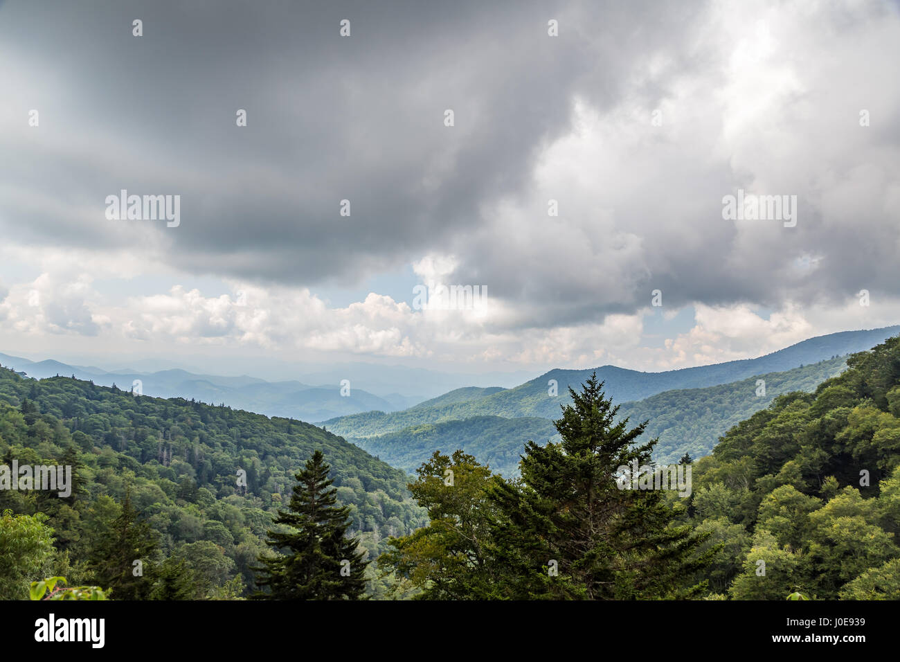 Smoky mountains autumn walk hi-res stock photography and images - Alamy