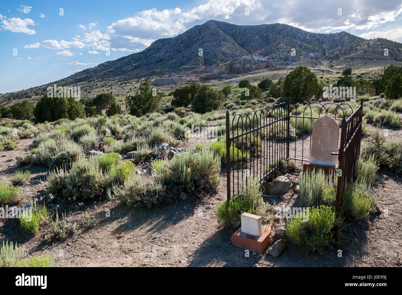 A grave stands alone in the ghost town of Frisco, Utah Stock Photo - Alamy