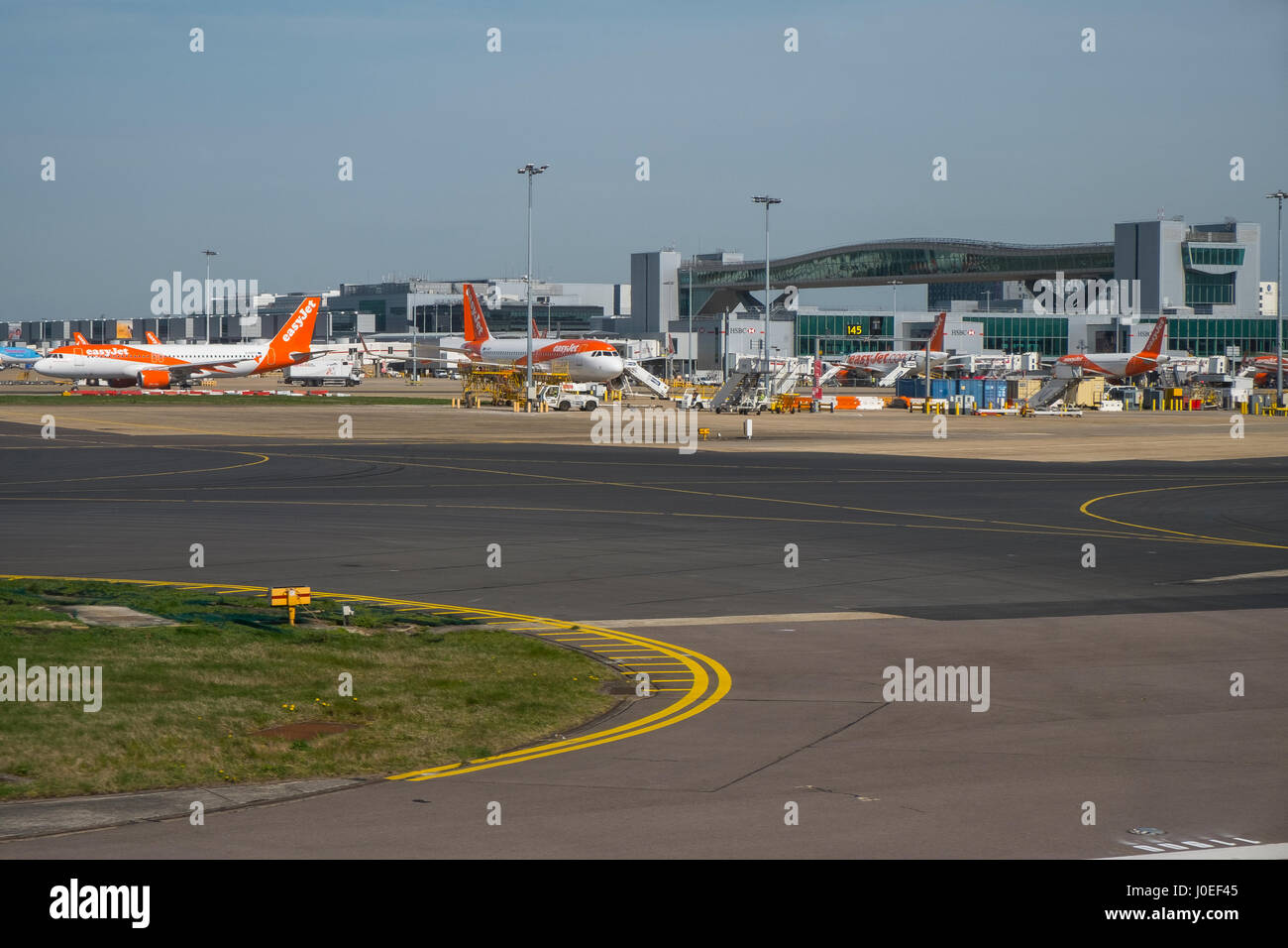 Airport exterior planes hi-res stock photography and images - Alamy