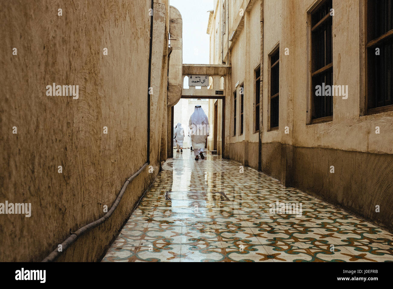 Emirati men wearing traditional hi-res stock photography and images - Alamy