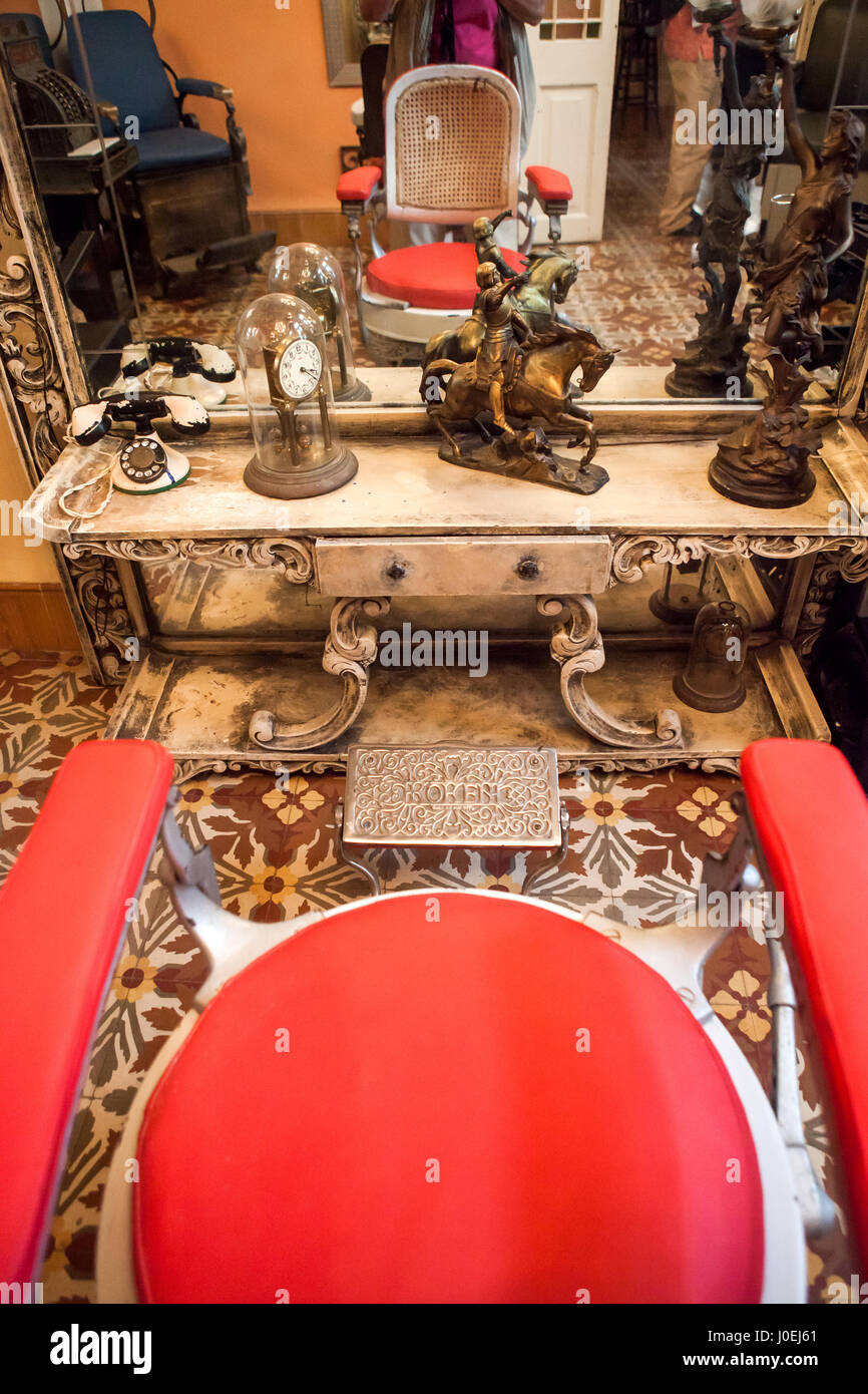 Havana barbershop hi-res stock photography and images - Alamy