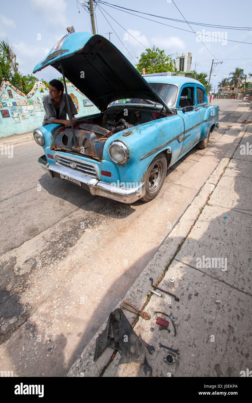Cuba car mechanic hi-res stock photography and images - Alamy