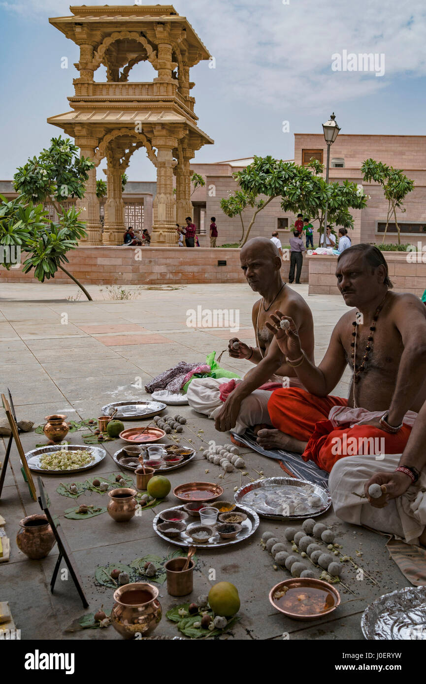 Pind daan ritual matrugaya, sidhpur, patan, uttar, gujarat, india, asia ...