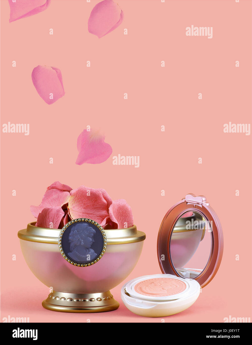 Powder compact hi-res stock photography and images - Alamy