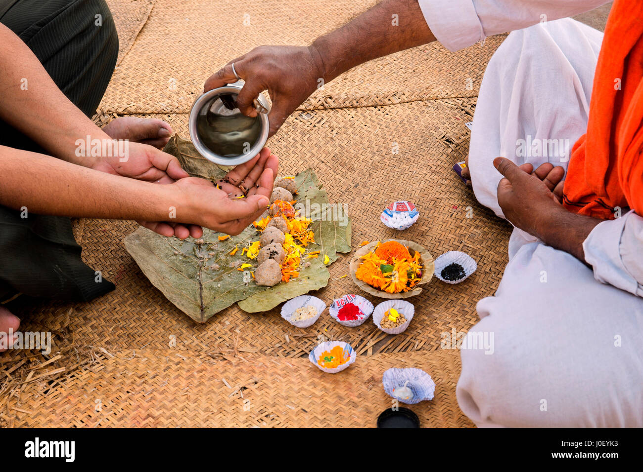 Pind daan, varanasi, uttar pradesh, india, asia Stock Photo - Alamy