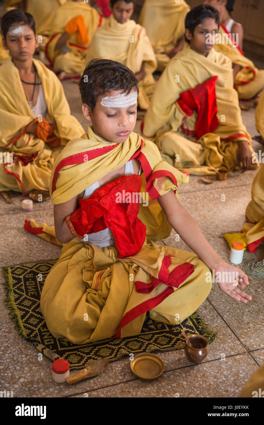 Indian child praying hi-res stock photography and images - Alamy