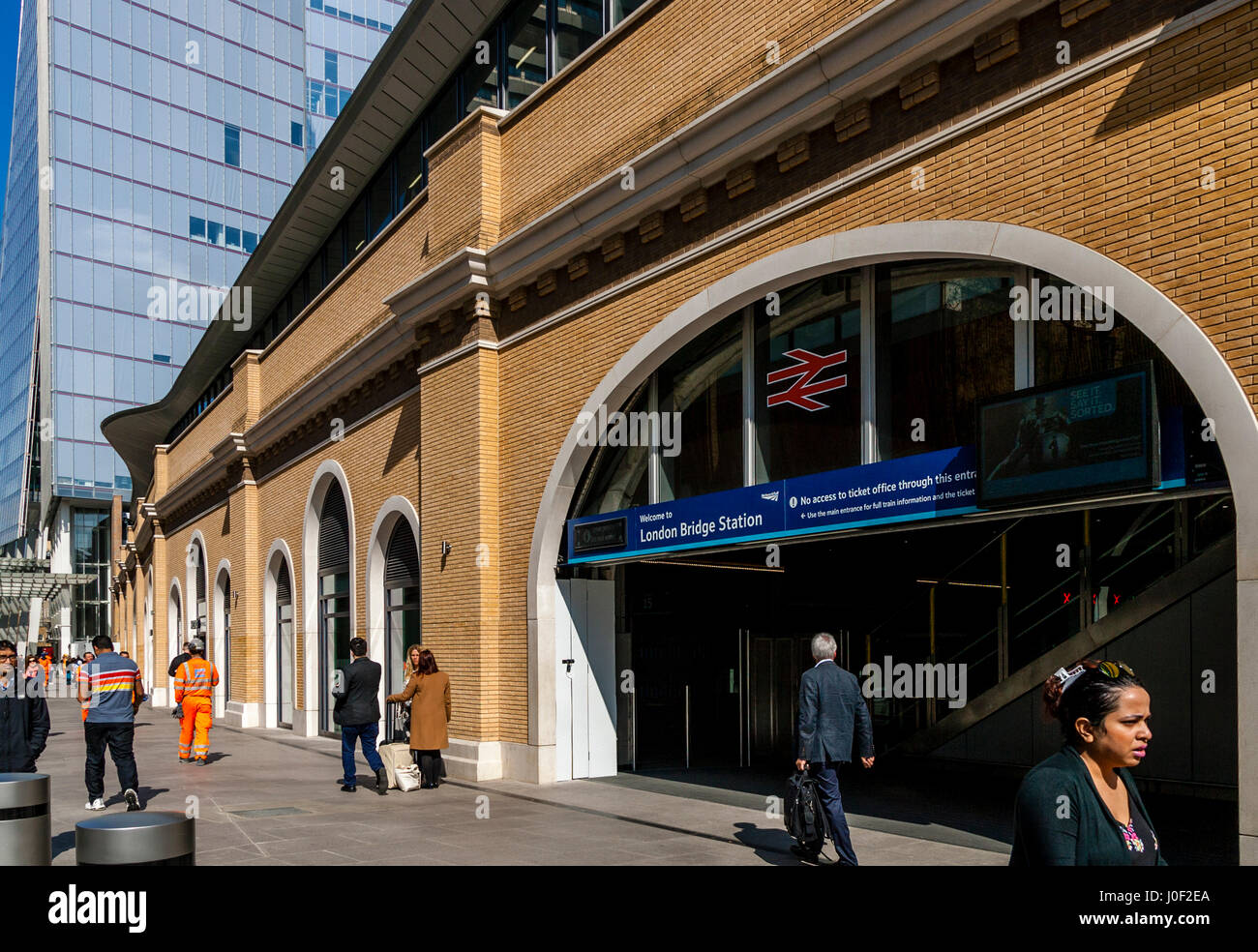 London bridge station entrance hi-res stock photography and images - Alamy