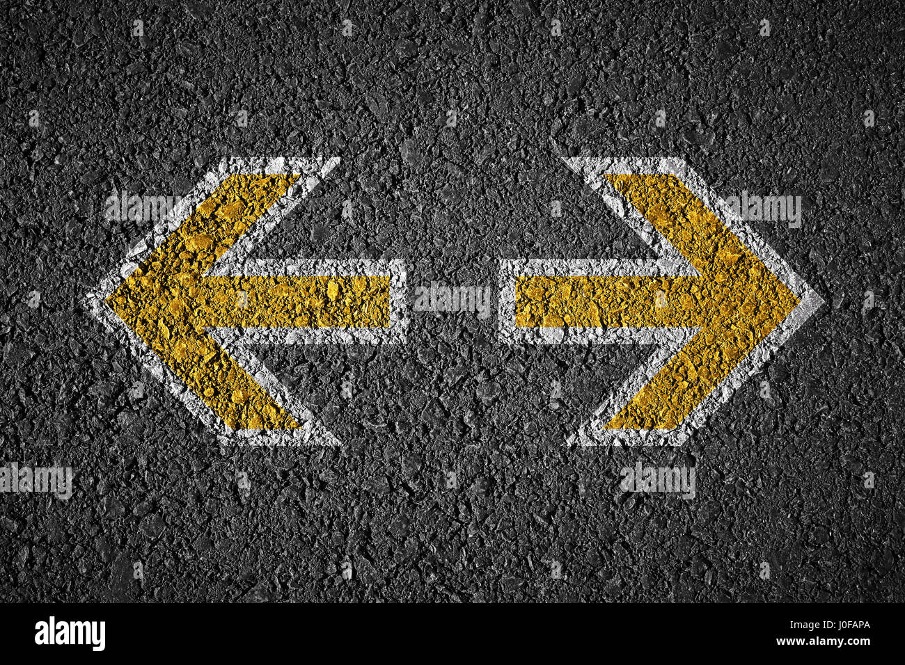 Two arrows opposite direction hi-res stock photography and images - Alamy