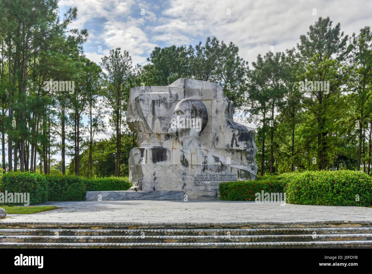 Tree lenin monument hi-res stock photography and images - Alamy