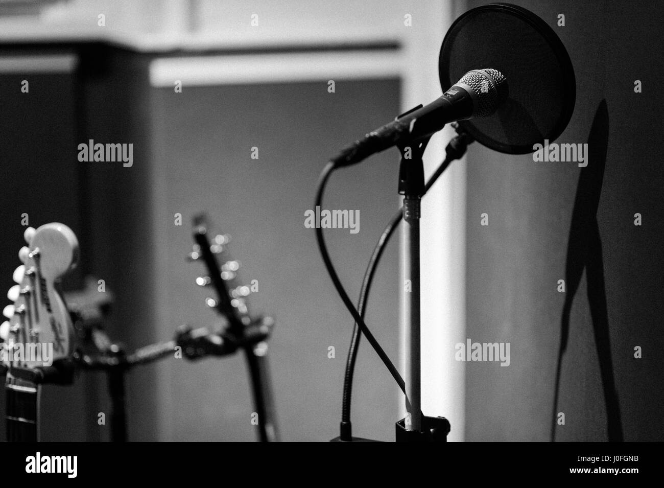 Mic stand hi-res stock photography and images - Alamy