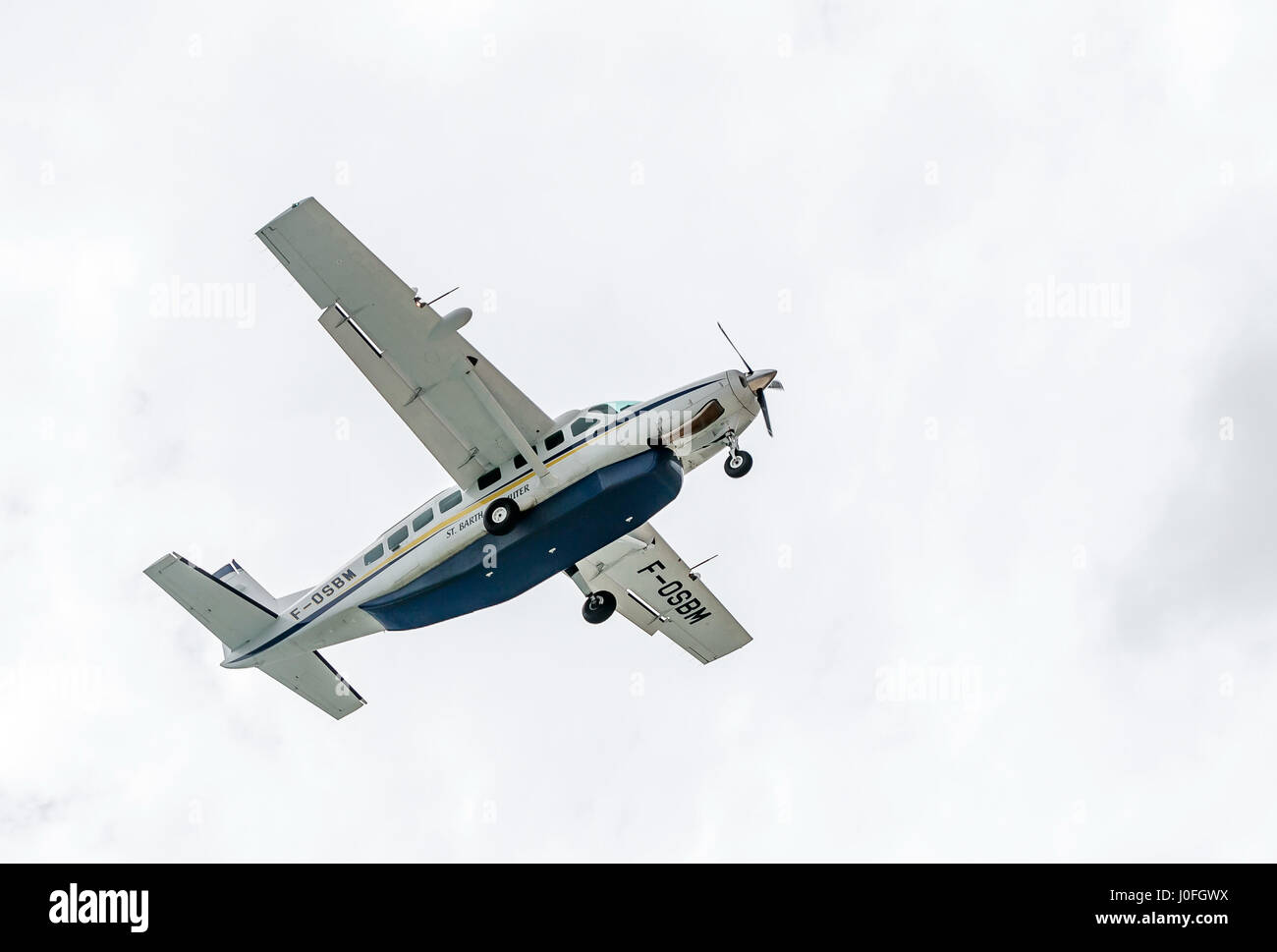 The passenger plane landing passenger plane hi-res stock photography ...