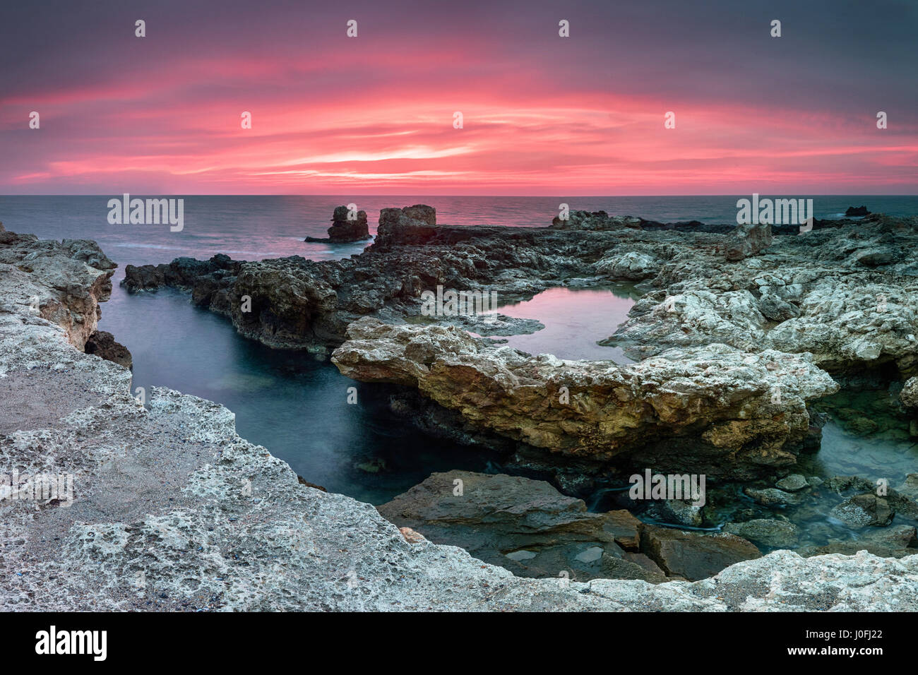 Seascape red rocks ocean hi-res stock photography and images - Alamy