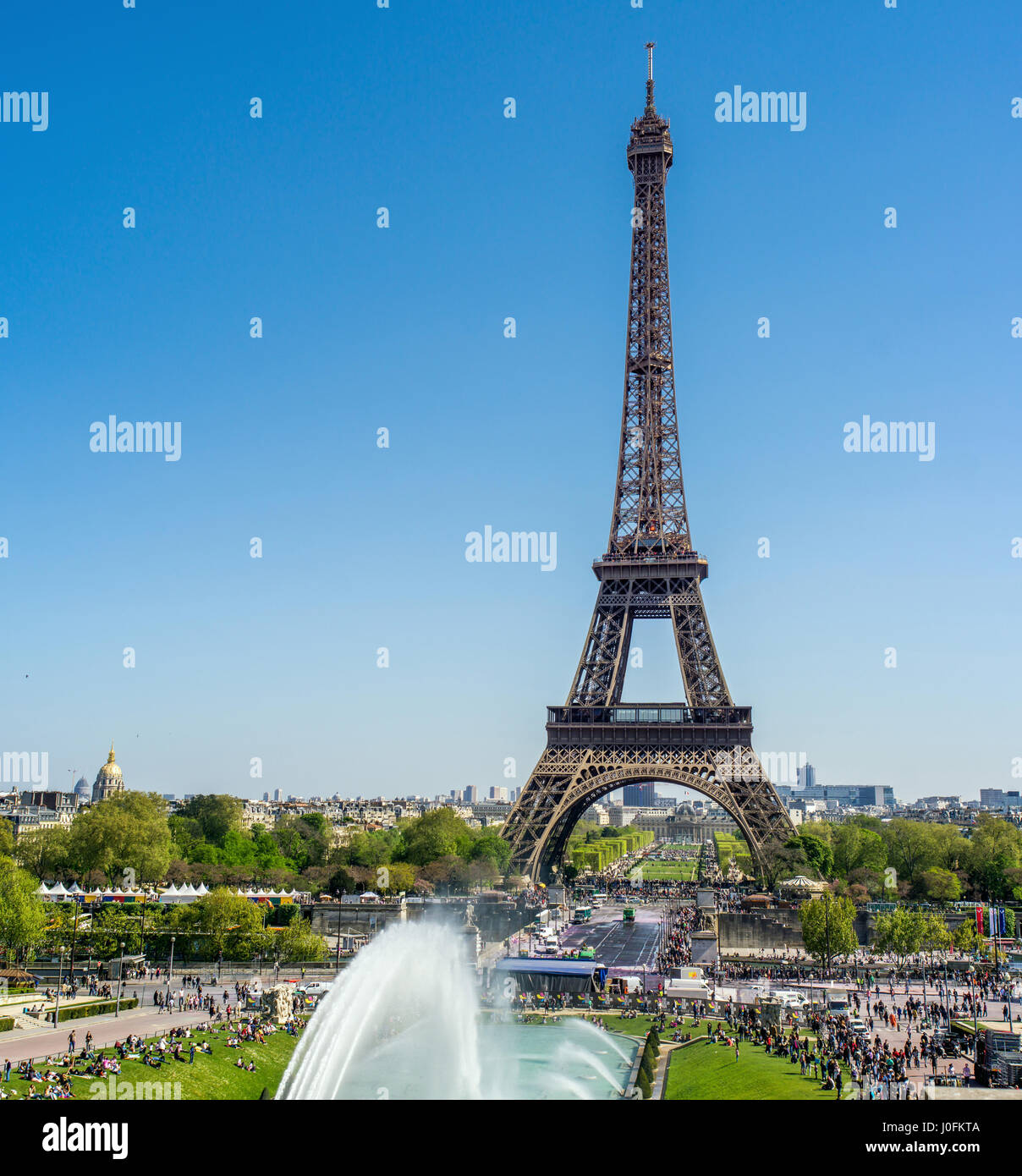 Eiffel tower day sunny sky hi-res stock photography and images - Alamy