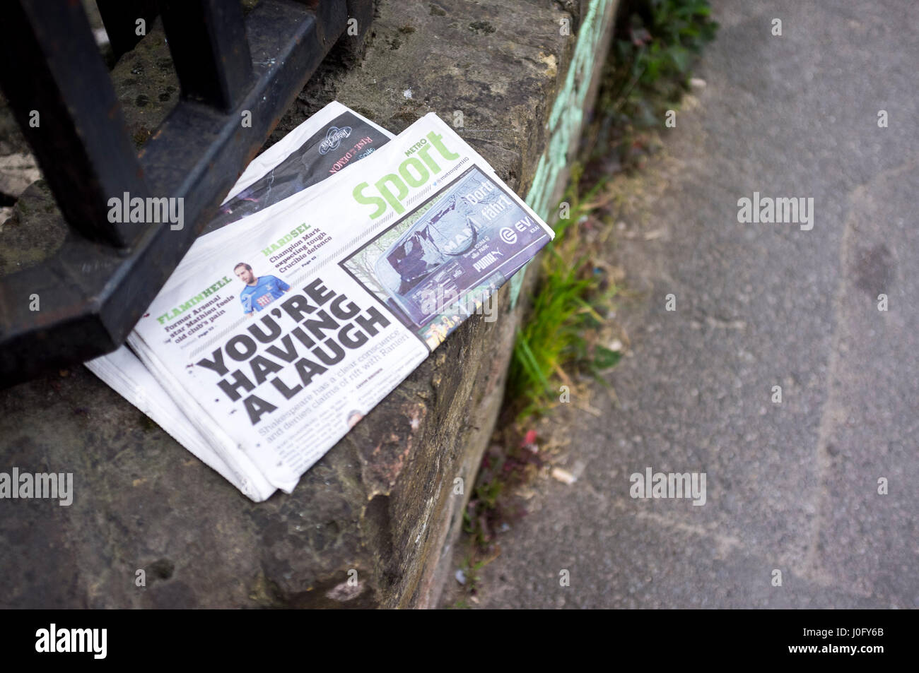Metro newspaper london hi-res stock photography and images - Alamy