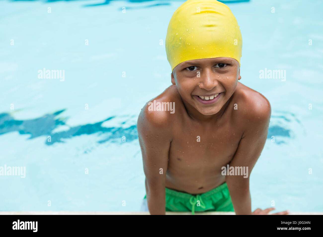 Standing in swimming pool hi-res stock photography and images - Alamy