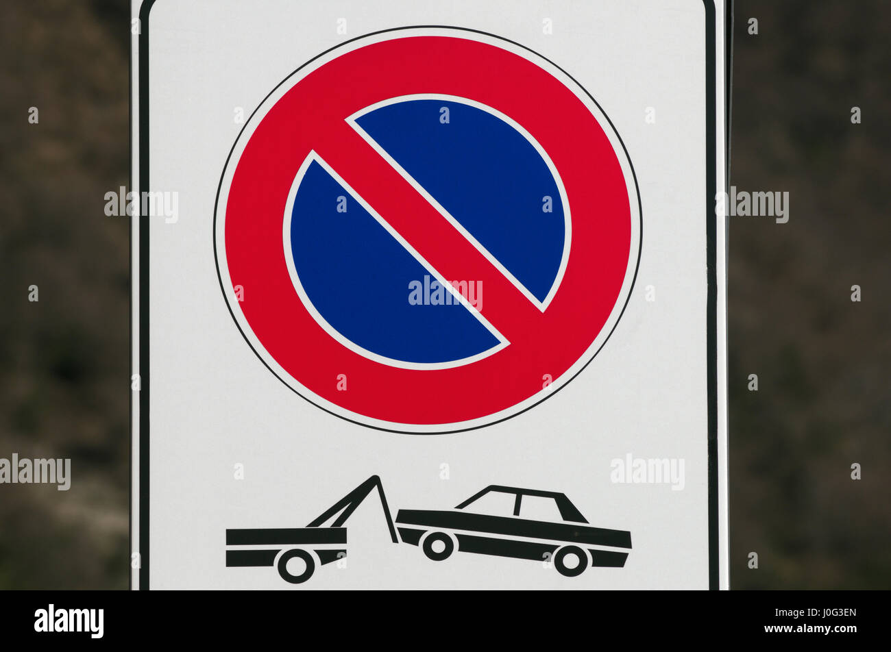 Tow away warning hi-res stock photography and images - Alamy