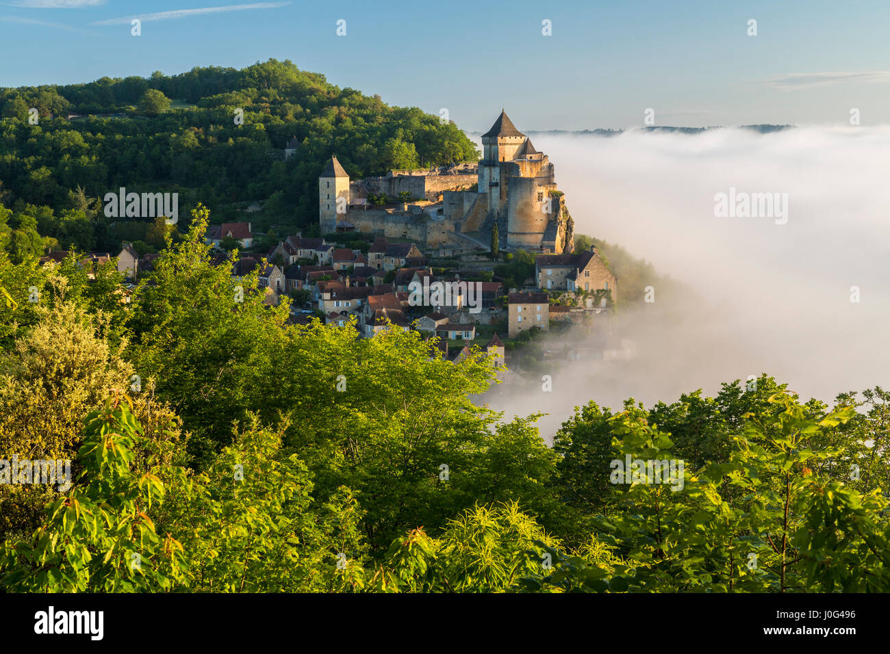 Morning mist, Chateau de Castelnaud, Castelnaud, Dordogne, Aquitaine ...