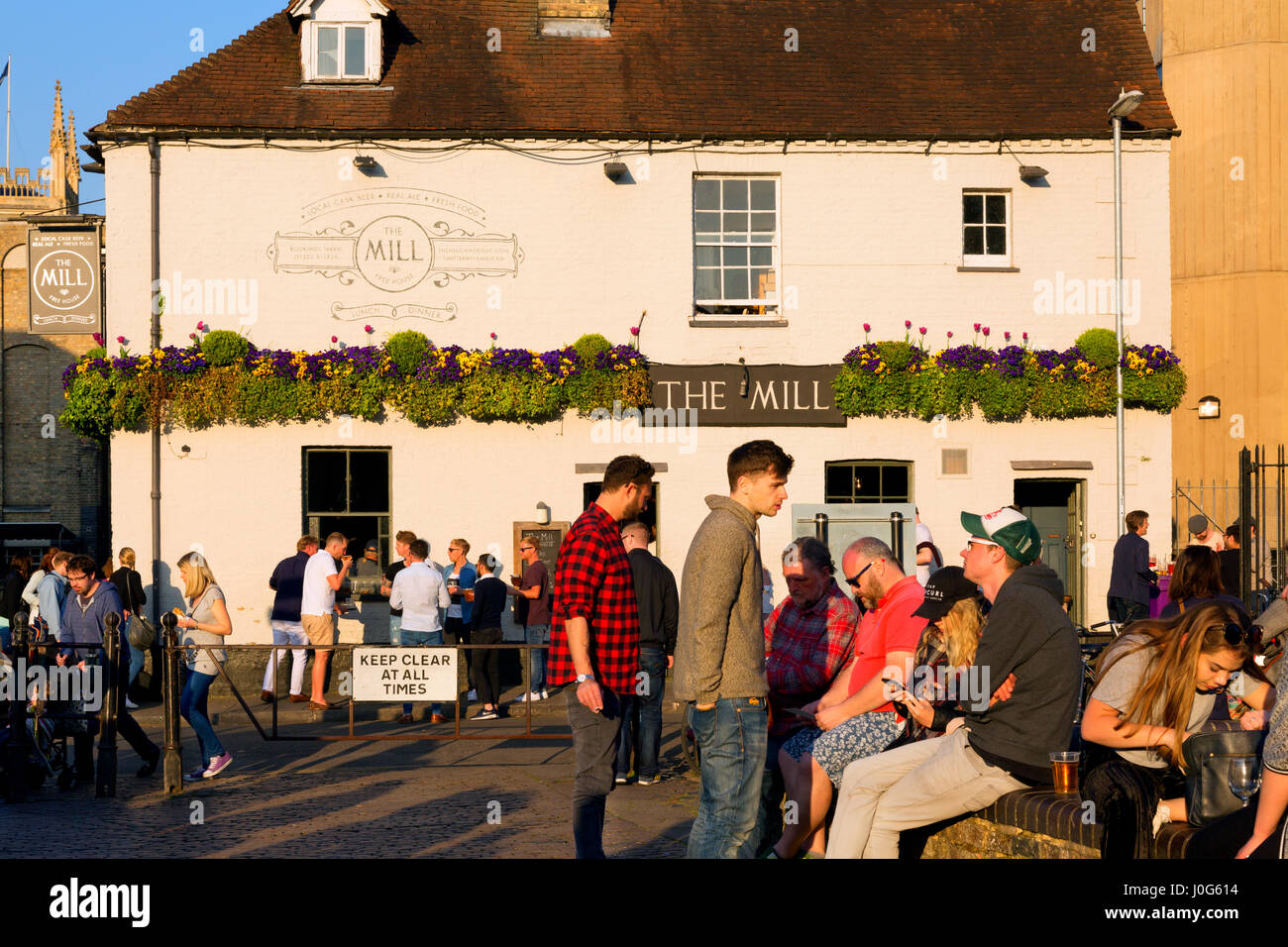 Pub Exterior High Resolution Stock Photography and Images - Alamy