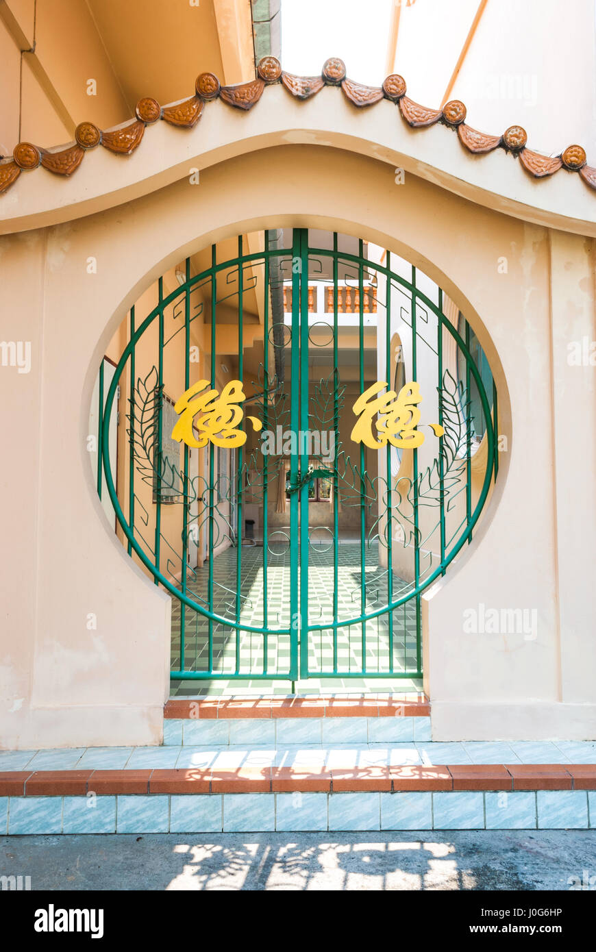 Traditional chinese pattern round hi-res stock photography and images ...