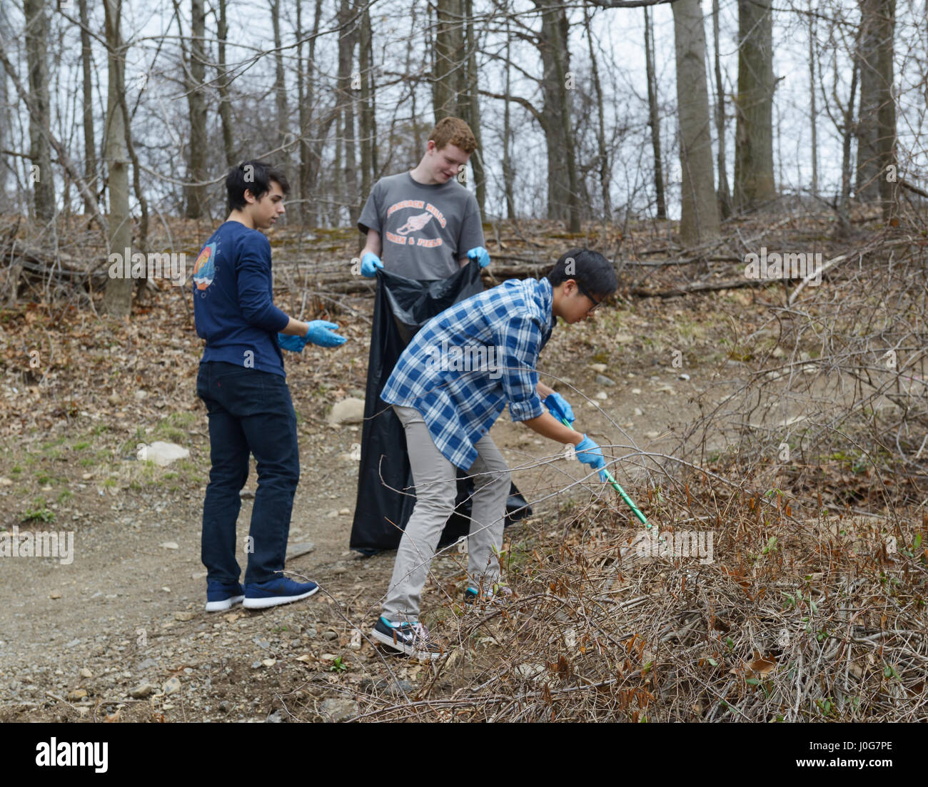 High school students involved in volunteer community service school ...