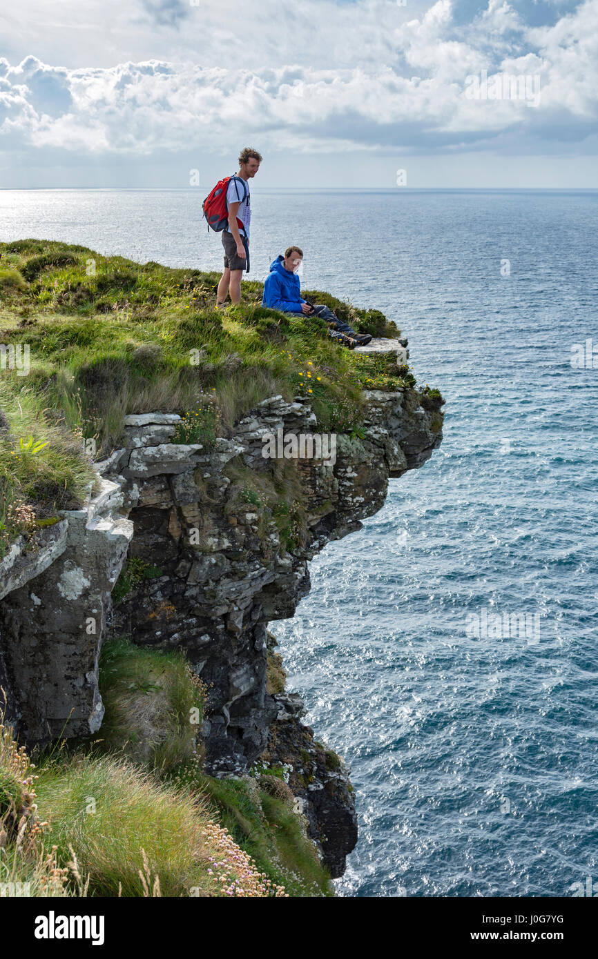Two people on cliff edge hi-res stock photography and images - Alamy
