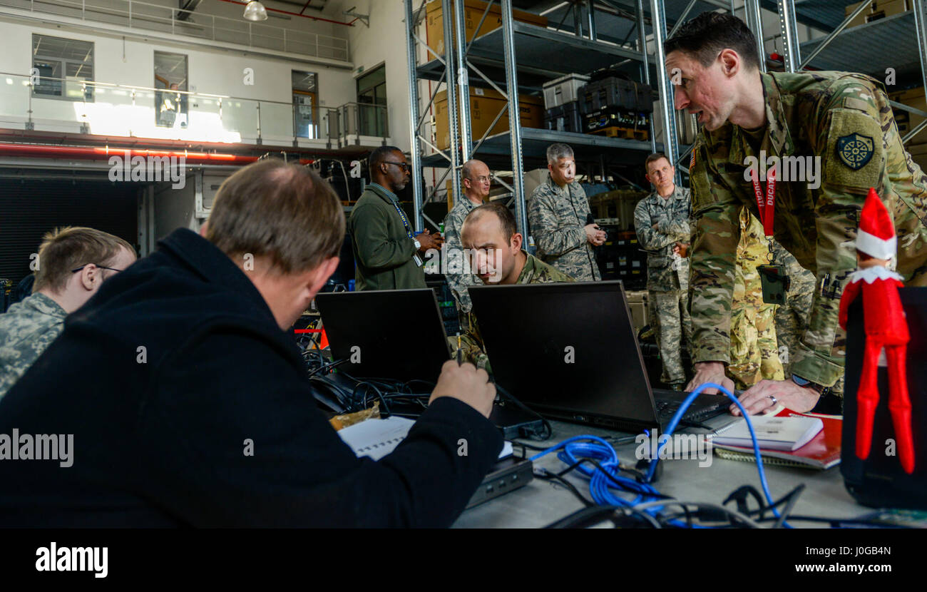 Army cyber analyst hi-res stock photography and images - Alamy