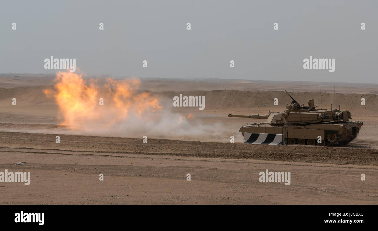 M1a2 abrams tank night hi-res stock photography and images - Alamy