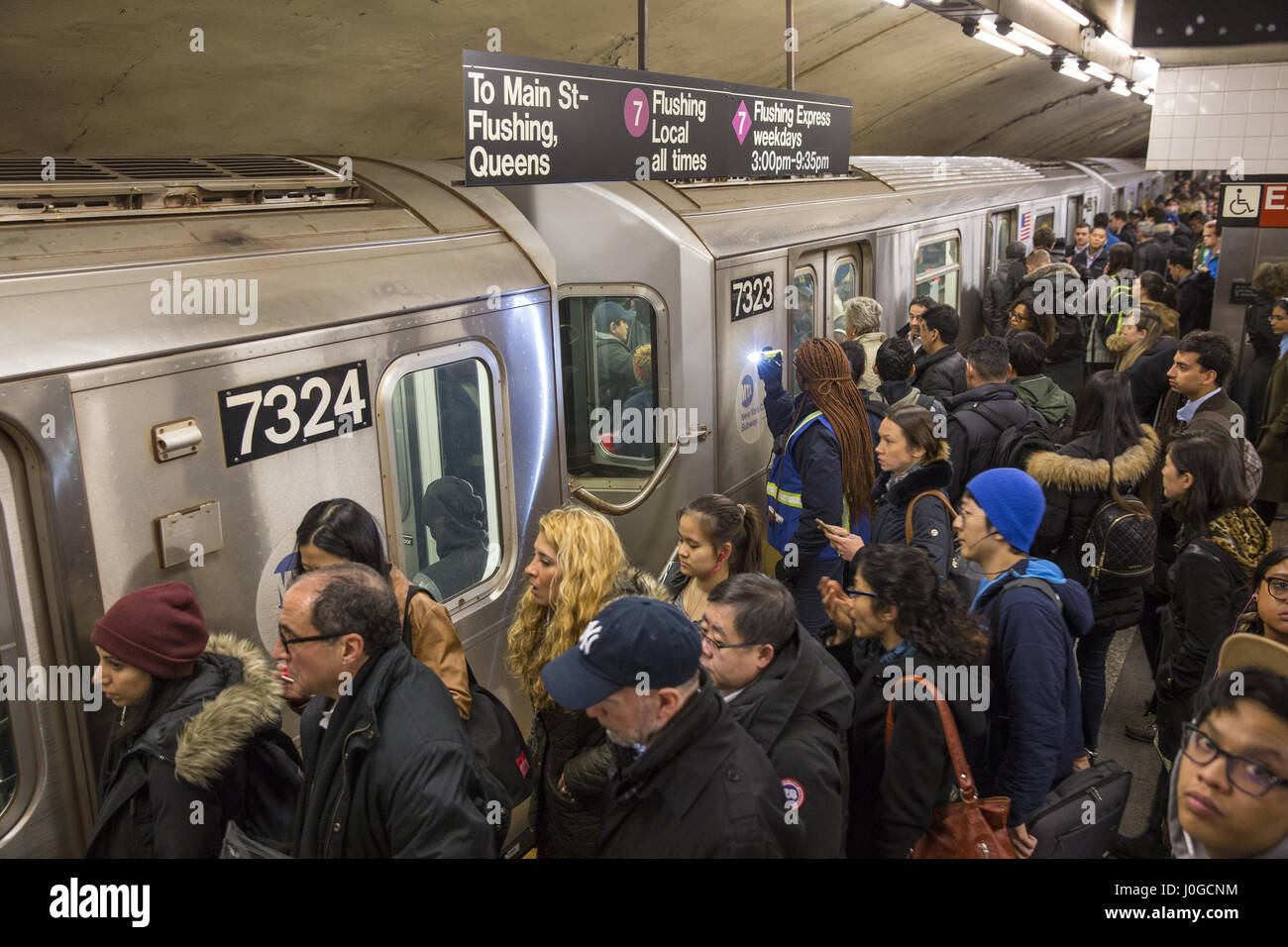Commuters pour into subway trains after work under Grand Central ...
