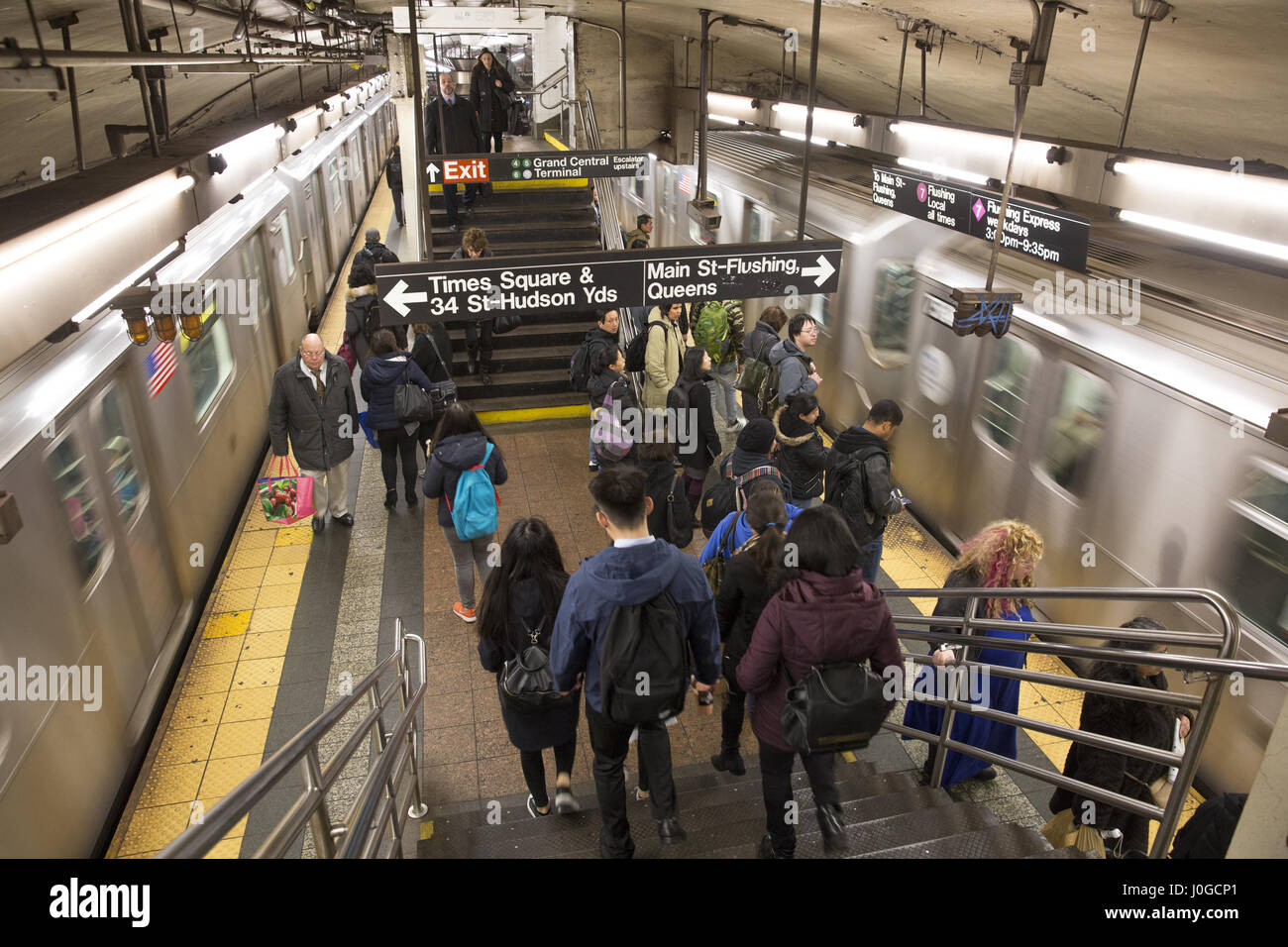 Commuters pour into subway trains after work under Grand Central ...