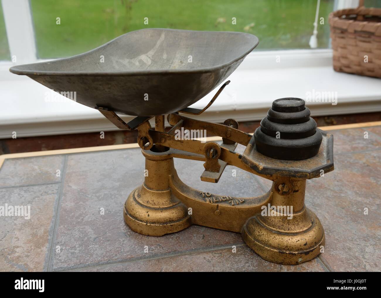 Balancing scales hi-res stock photography and images - Alamy