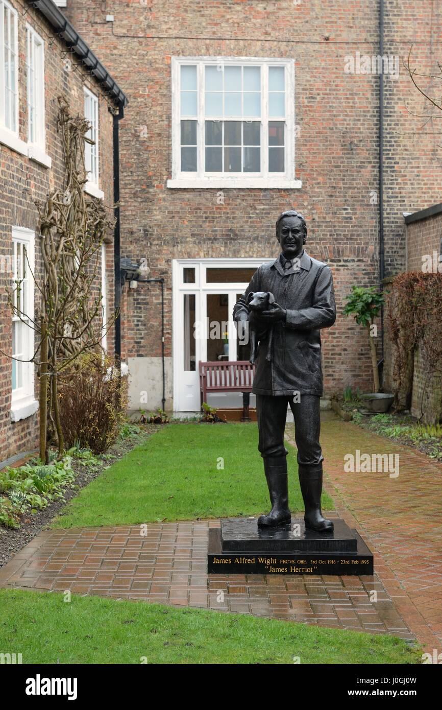 James herriot statue hi-res stock photography and images - Alamy