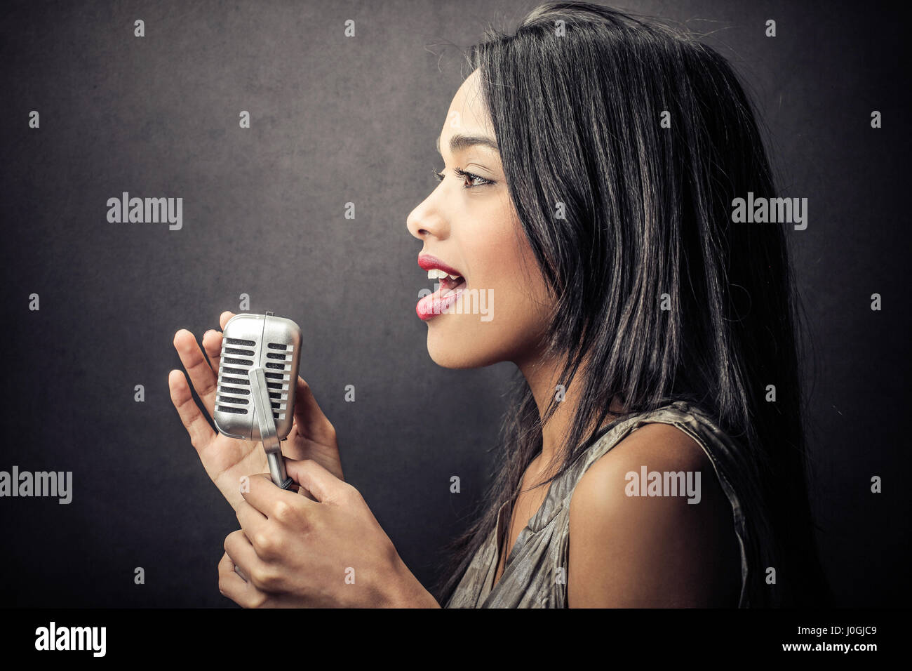 Profile singing microphone hi-res stock photography and images - Alamy