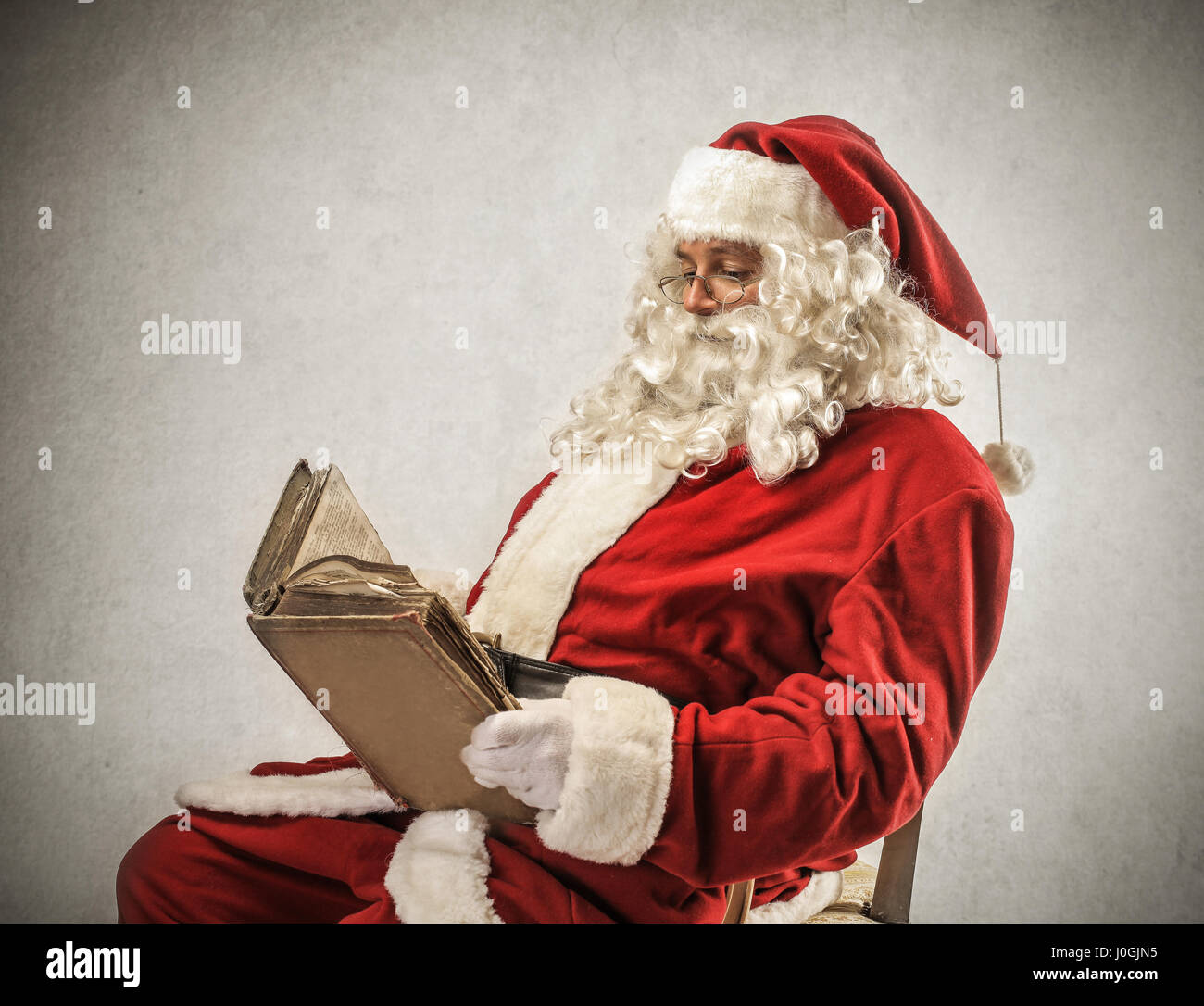 Reading an old book hi-res stock photography and images - Alamy