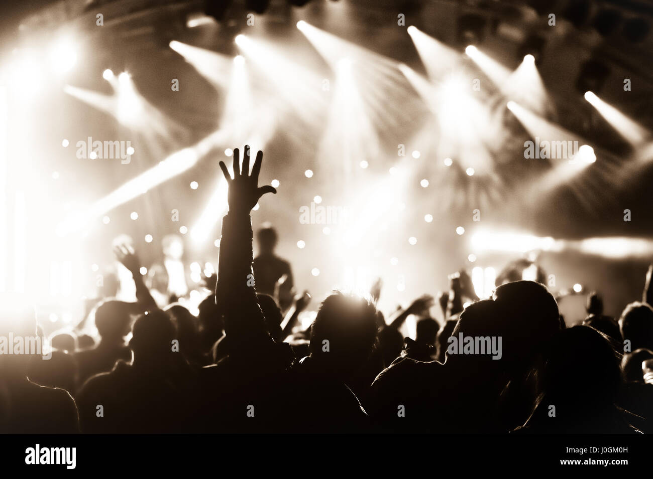 Crowd cheering concert hi-res stock photography and images - Alamy