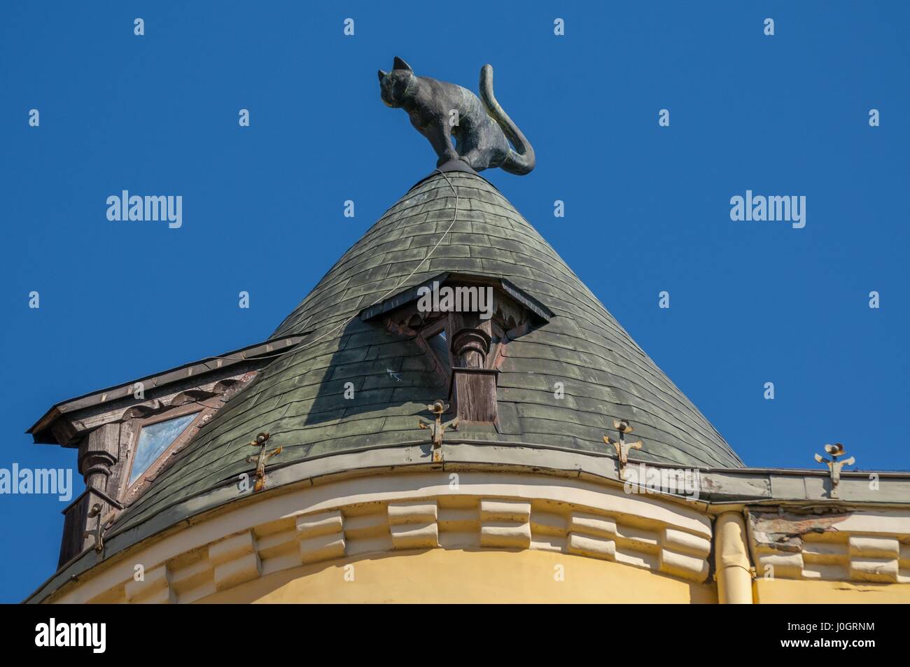 The cat sculpture on the roof of Cat House in Riga, Latvia Stock Photo ...