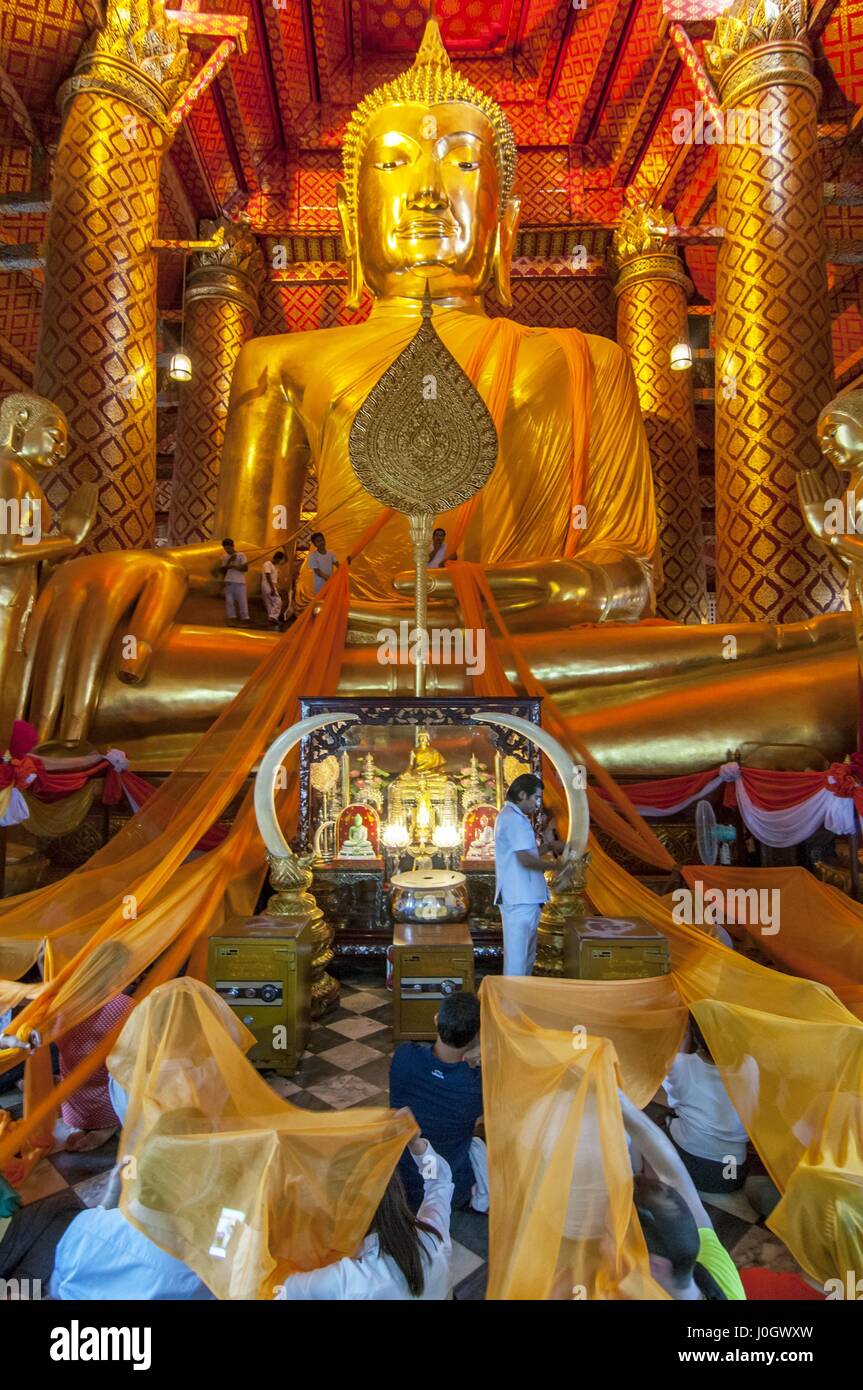 Buddha statue at Wat Phanan Choeng temple in Ayutthaya, Thailand Stock ...