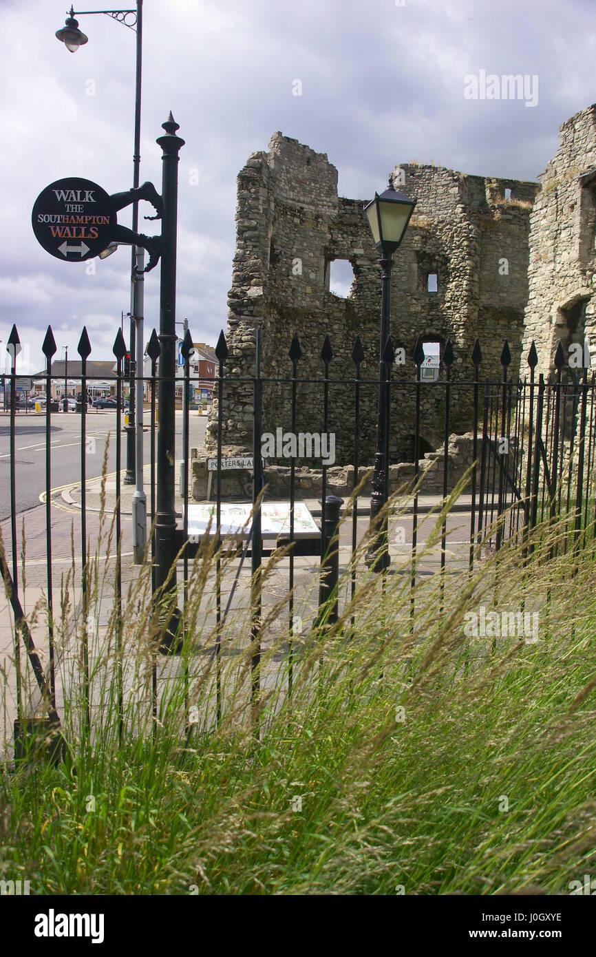 Southampton city walls castle gate hi-res stock photography and images ...