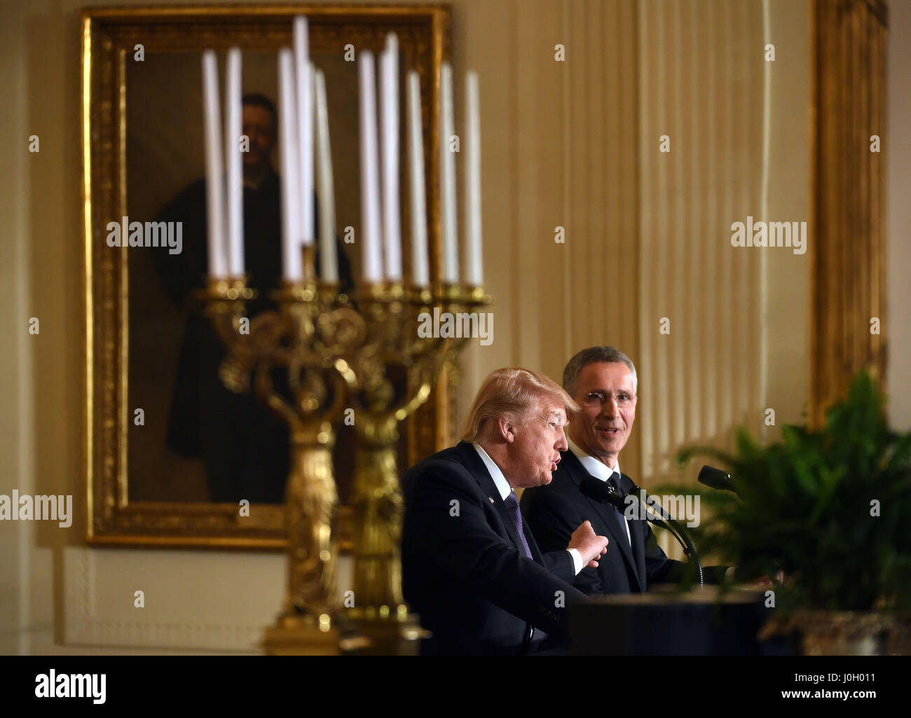 Washington, USA. 12th Apr, 2017. U.S. President Donald Trump (L) and ...