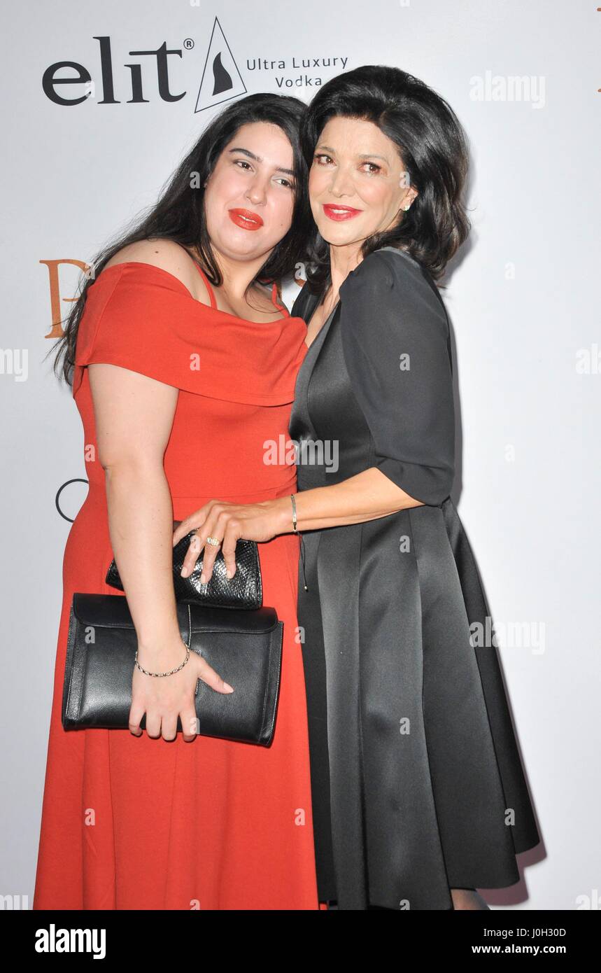 Tara Aghdashloo Manoto