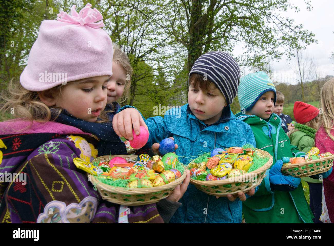 Weimar, Germany. 13th Apr, 2017. Nursery children Rosa (l) and Abu ...