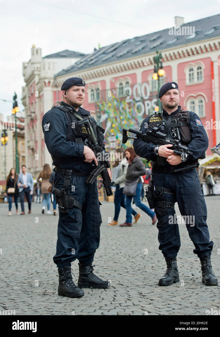 Police officers return hi-res stock photography and images - Alamy