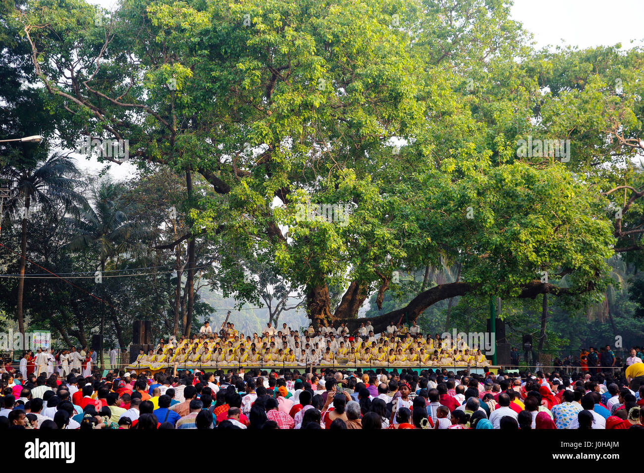 Dhaka, Bangladesh. 14th Apr, 2017. Singers of Chhayanat perform ...