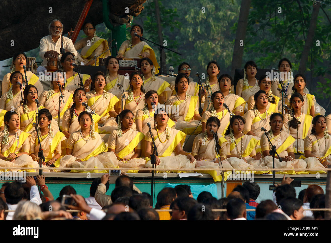 Dhaka, Bangladesh. 14th Apr, 2017. Singers of Chhayanat perform ...