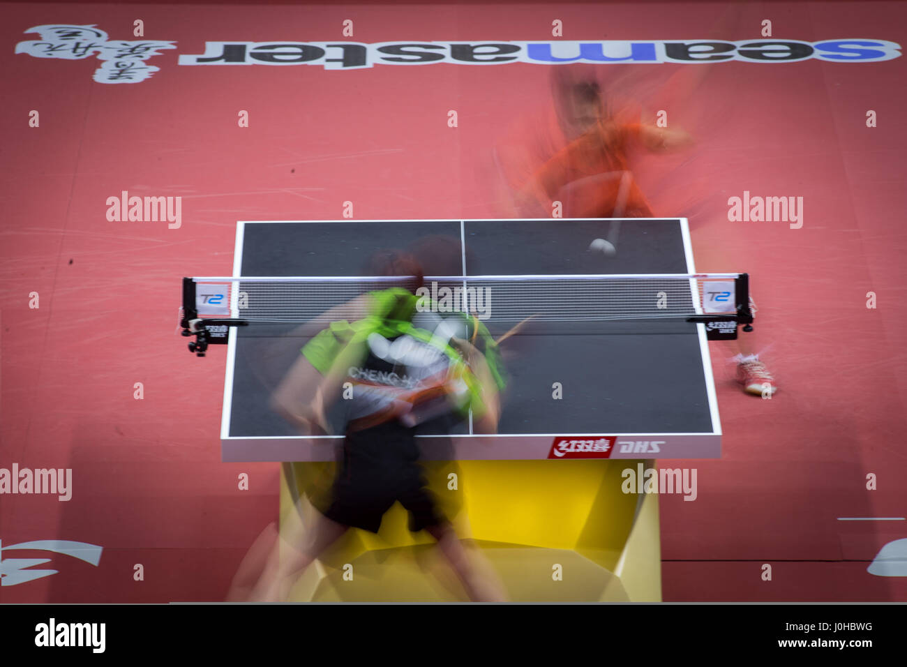 Shadowless table hi-res stock photography and images - Alamy