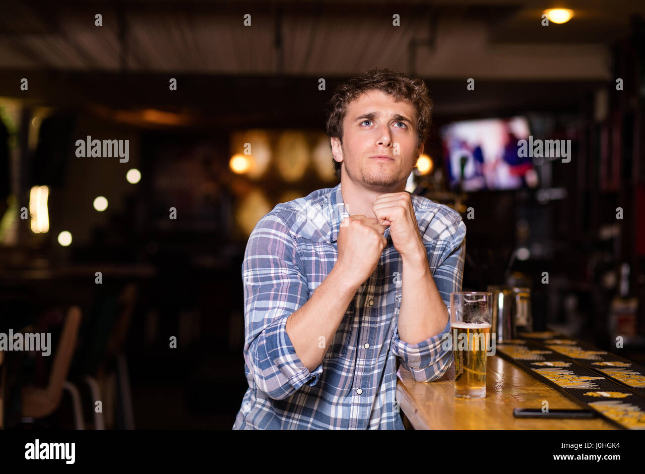 Young men at bar counter hi-res stock photography and images - Alamy