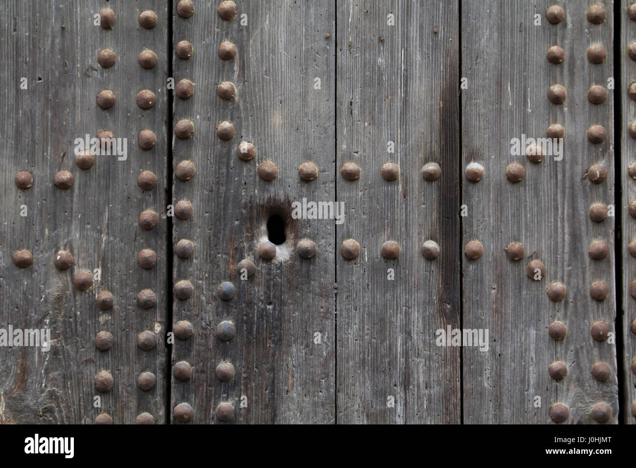 Key hole in a wood old door, with metallic rivets Stock Photo - Alamy