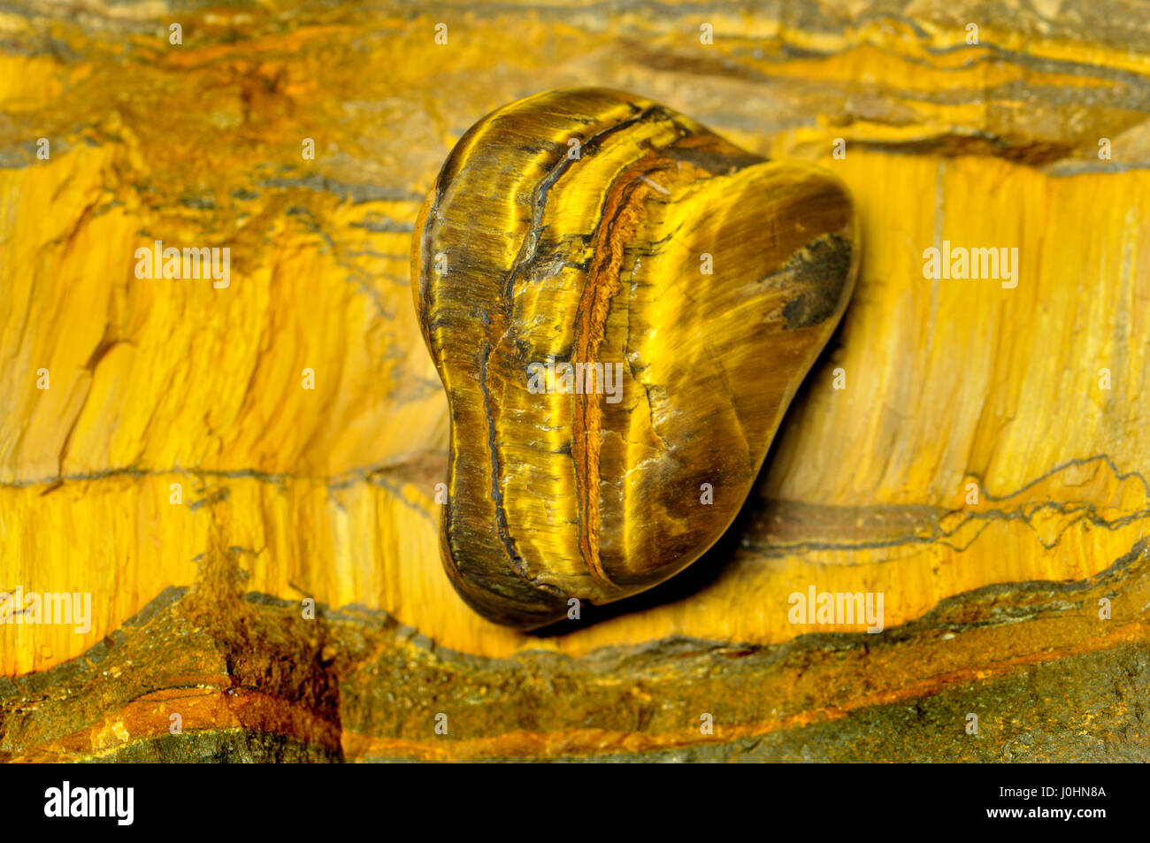 Cats eye quartz hi-res stock photography and images - Alamy