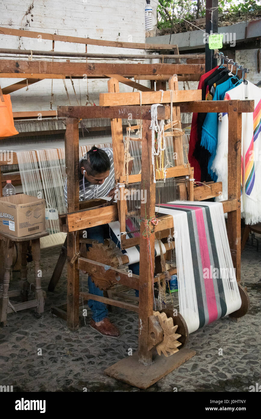 Weaver working on hand loom, Ajijic, Jalisco, Mexico Stock Photo - Alamy