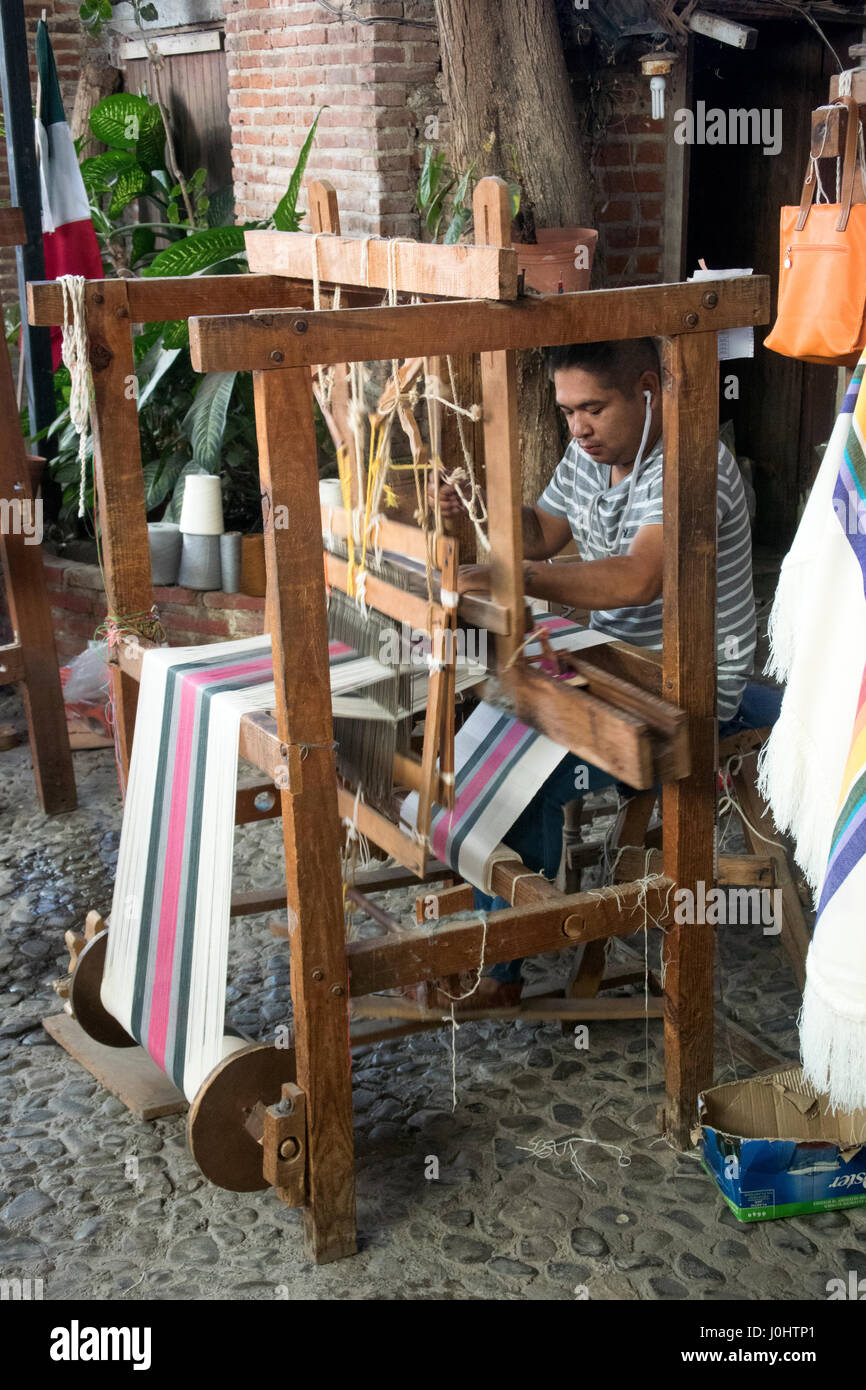 Weaver working on hand loom, Ajijic, Jalisco, Mexico Stock Photo - Alamy
